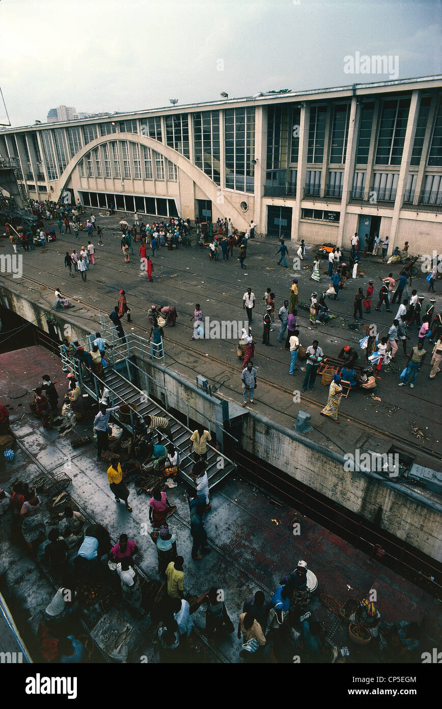 Democratic Republic of Congo - Kinshasa - People on the shore of the ...