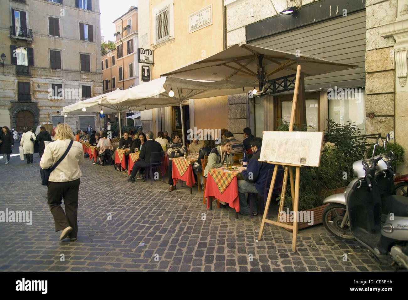 Lazio - Roma, Piazza Capranica. Restaurant Stock Photo - Alamy