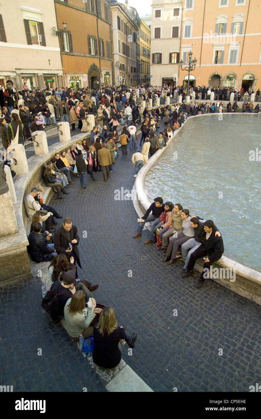 Lazio - Roma, Piazza di Trevi. People around the fountain Stock Photo ...