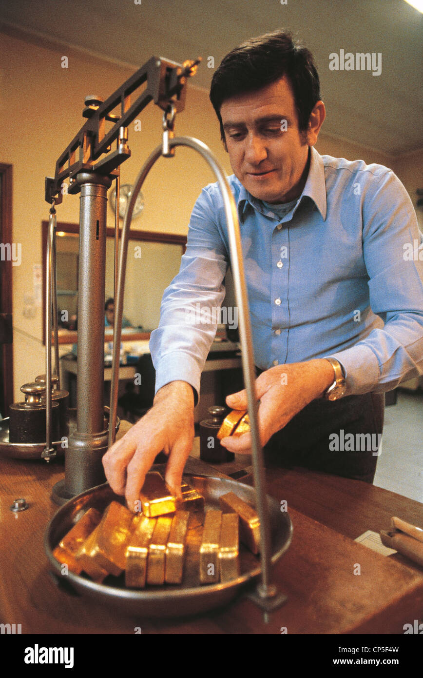 PIEDMONT VALENZA PO Goldsmith Laboratory WEIGHING OF INGOTS Stock Photo ...