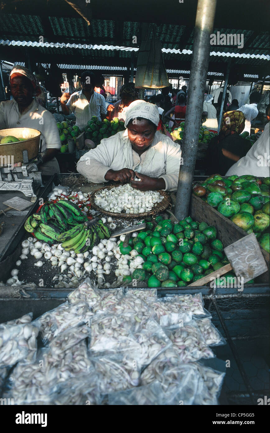 Mozambique - Maputo market. Seller of fruit Stock Photo - Alamy