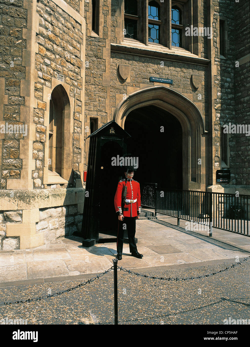 UNITED KINGDOM LONDON TOWER Guard soldiers Stock Photo - Alamy