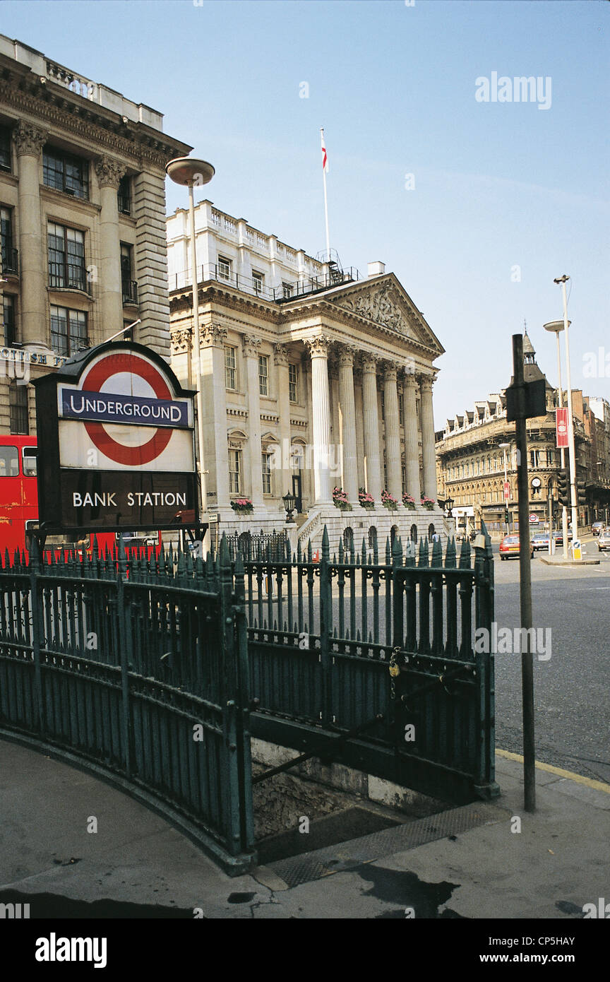 Bank underground station london hi-res stock photography and images - Alamy