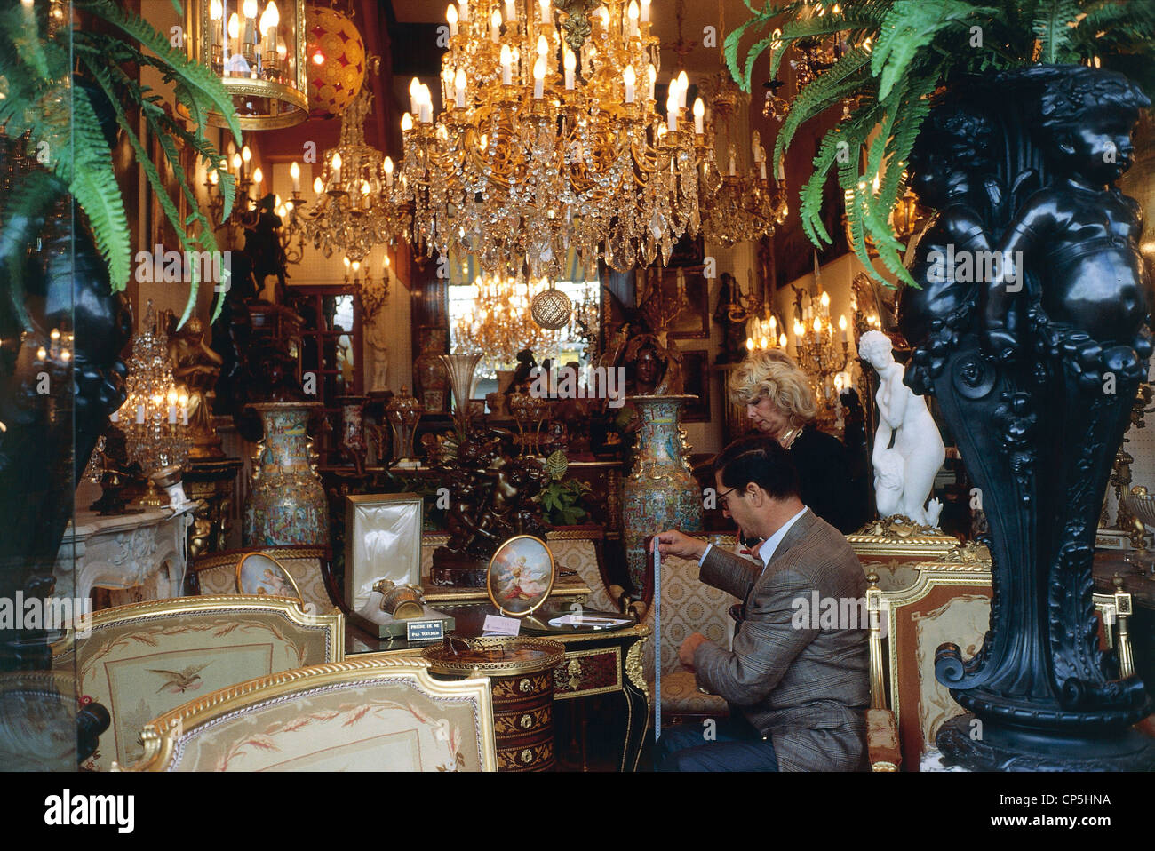 France - Paris, Saint Ouen. Marche Biron, flea market Stock Photo - Alamy