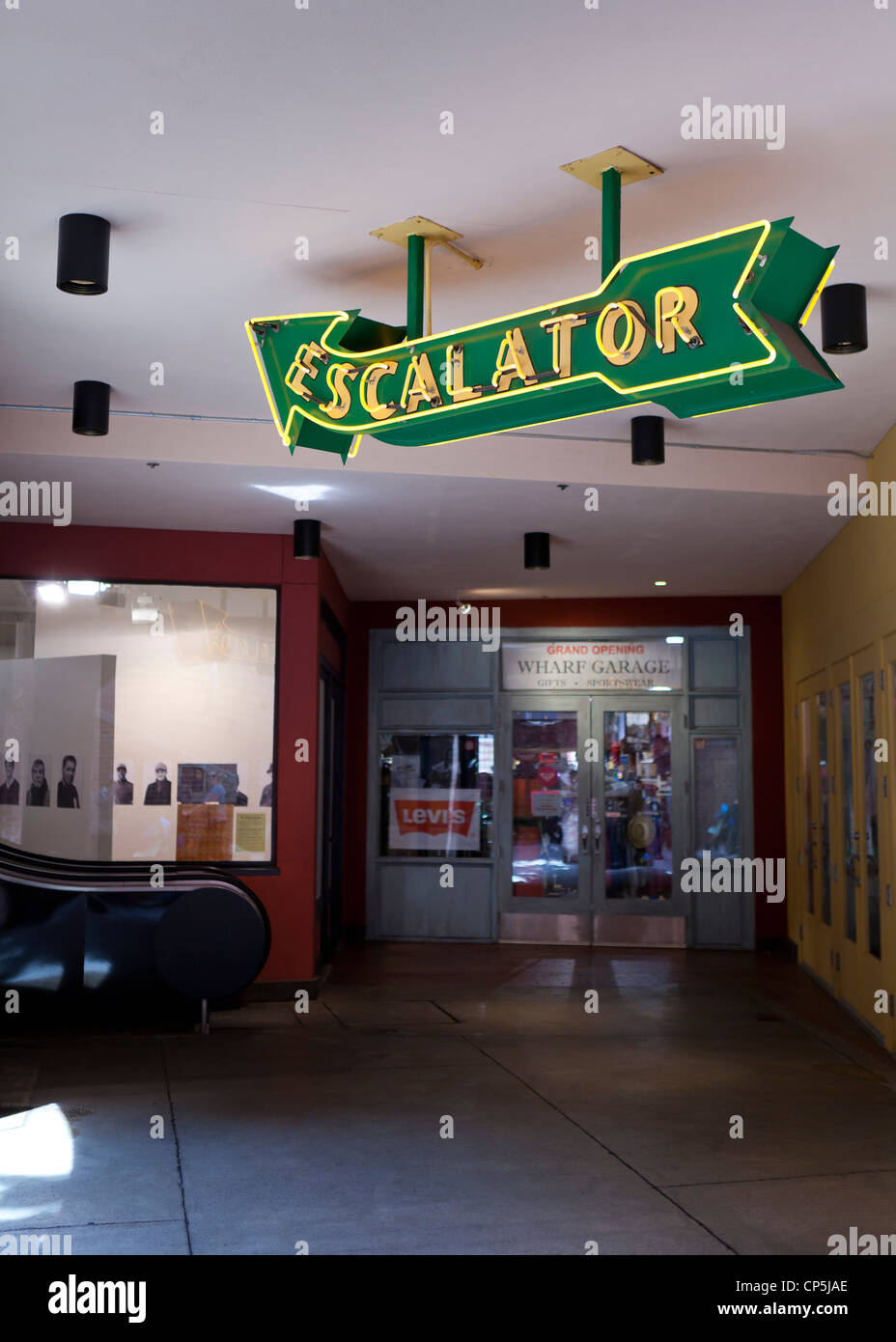 Escalator sign hi-res stock photography and images - Alamy