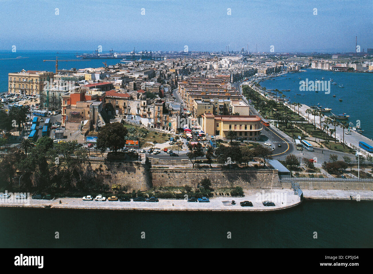 Puglia, Taranto. LA CITTA 'VECCHIA Stock Photo - Alamy
