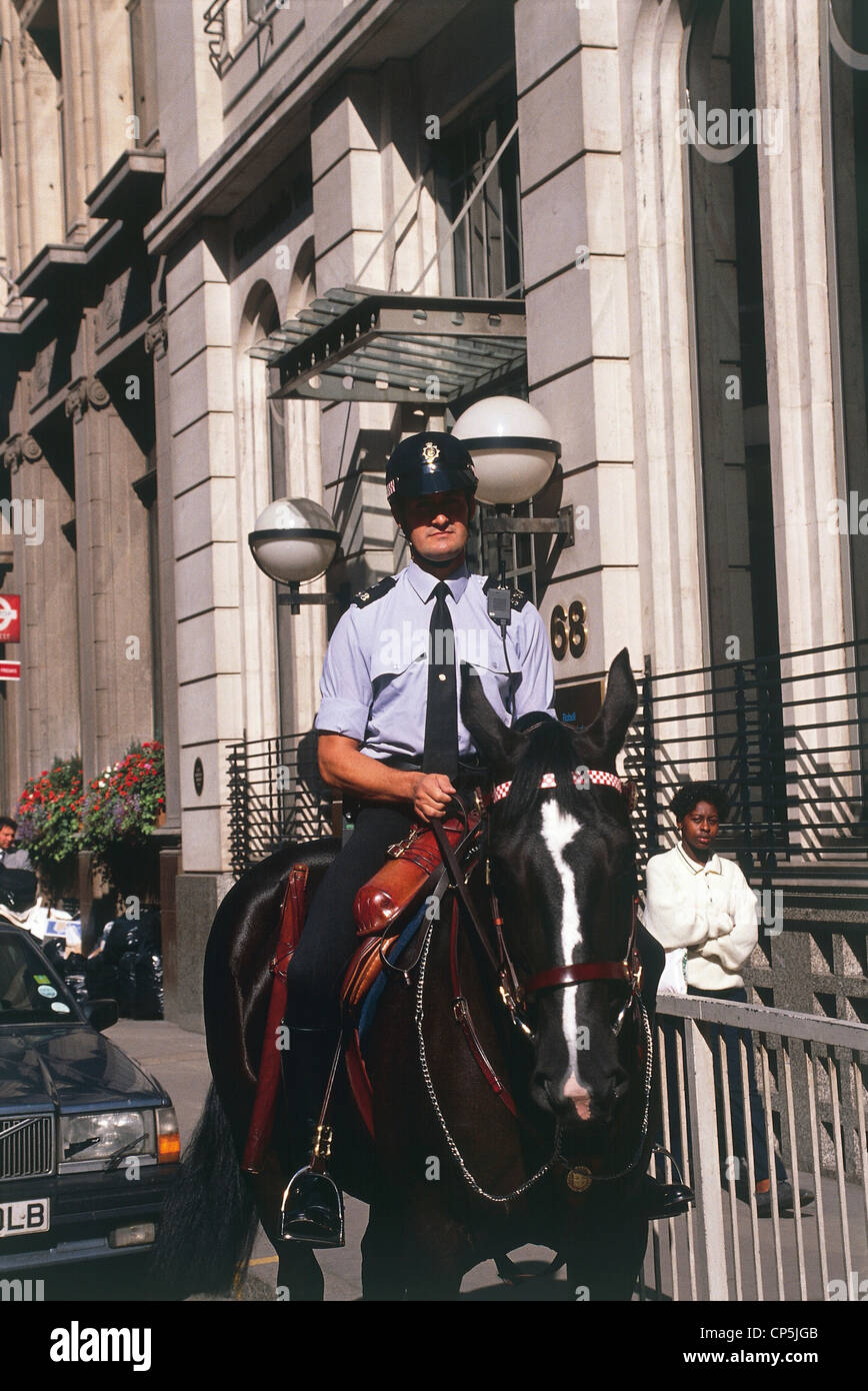 United Kingdom - London. City cop on horseback Stock Photo - Alamy