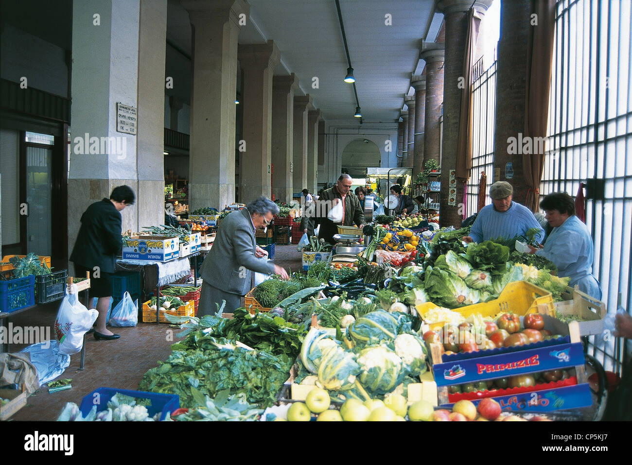 Marco Jesi INDOOR FRUIT AND VEGETABLE MARKET Stock Photo - Alamy