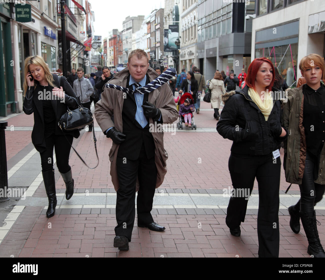 Street performer living statue hi-res stock photography and images - Alamy