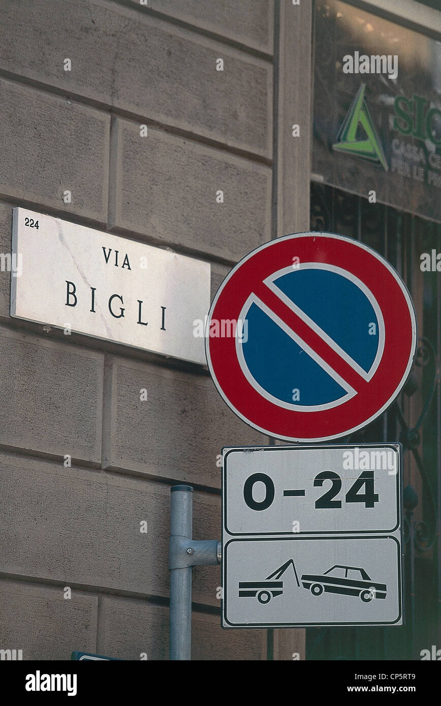 Lombardia - Milano, via Bigli. Road signs Stock Photo - Alamy