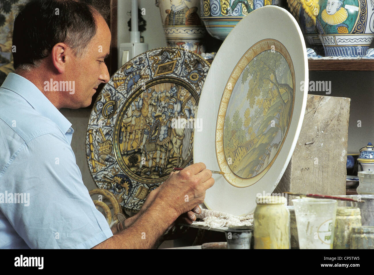 Abruzzo - Castelli (Te). Processing of ceramic painting Stock Photo - Alamy