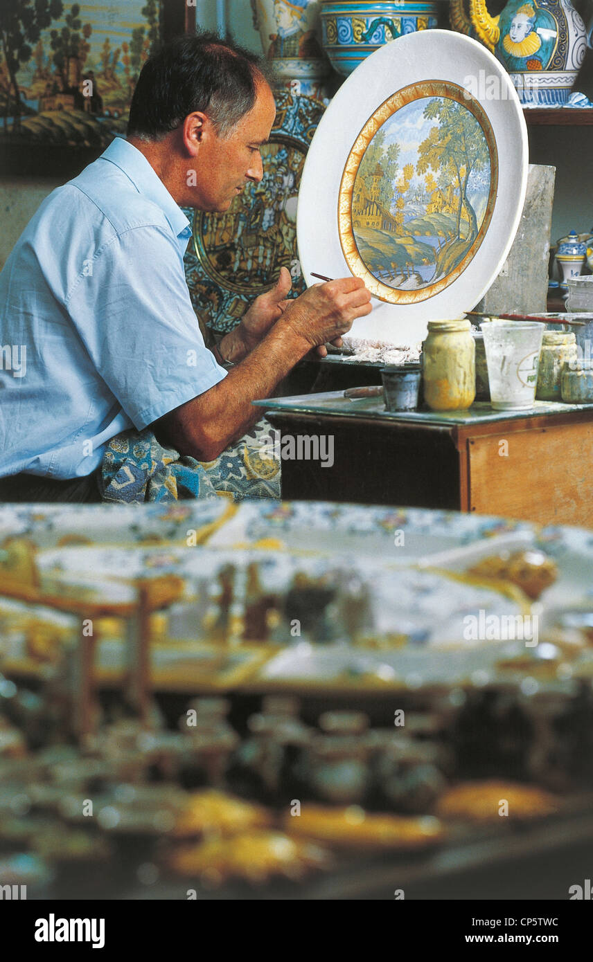 Abruzzo - Castelli (Te). Pottery Stock Photo - Alamy