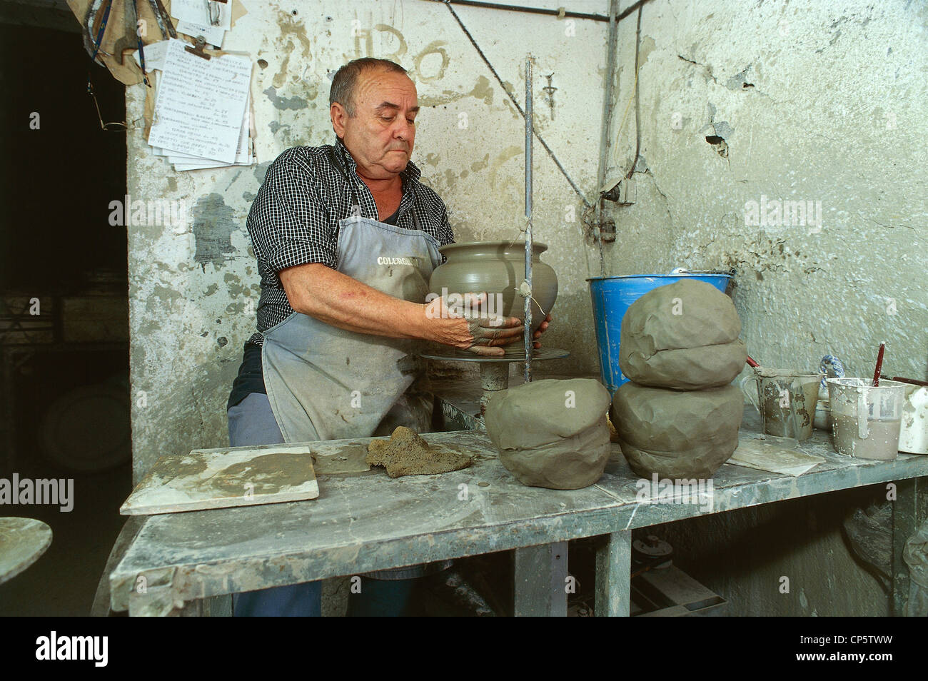 Abruzzo - Castelli (Te). Pottery Stock Photo - Alamy