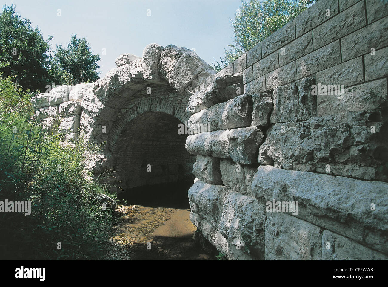 UMBRIA Monte Cucco Park MOAT OF ROMAN BRIDGE VICO I CENTURY BC Stock ...