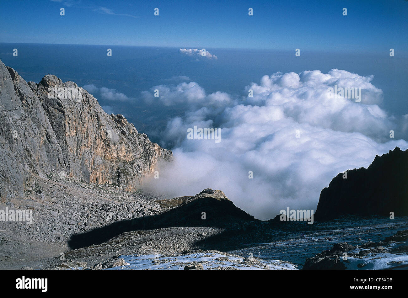 Abruzzo - Parco Nazionale del Gran Sasso and Monti della Laga - Valley ...