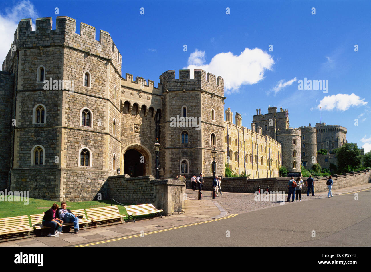 Windsor castle entrance hi-res stock photography and images - Alamy