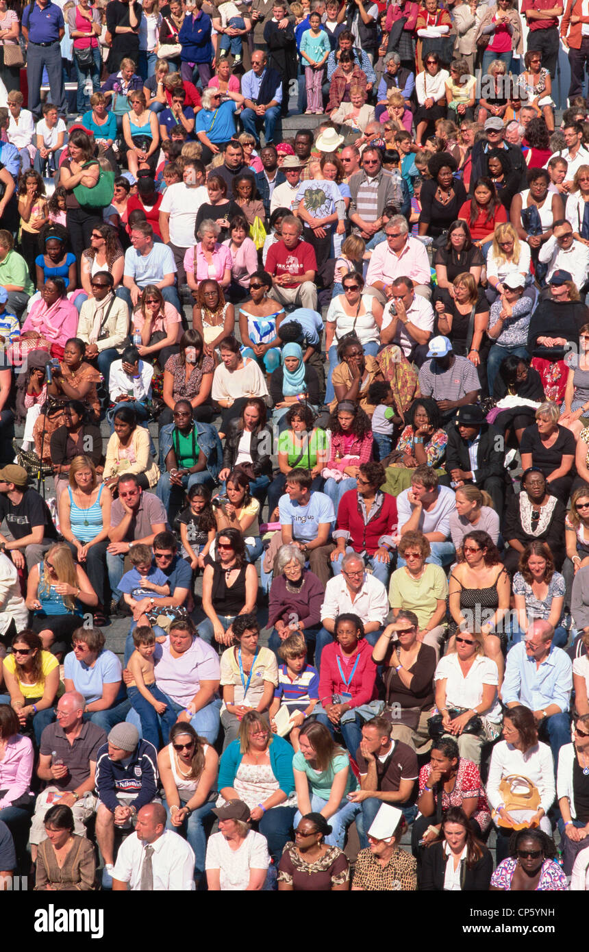 Crowds of people london ethnic hi-res stock photography and images - Alamy