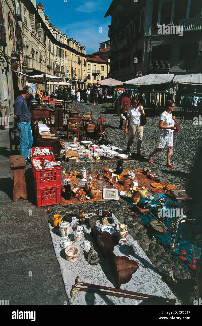 TURIN PIEDMONT BALOON flea market Stock Photo - Alamy