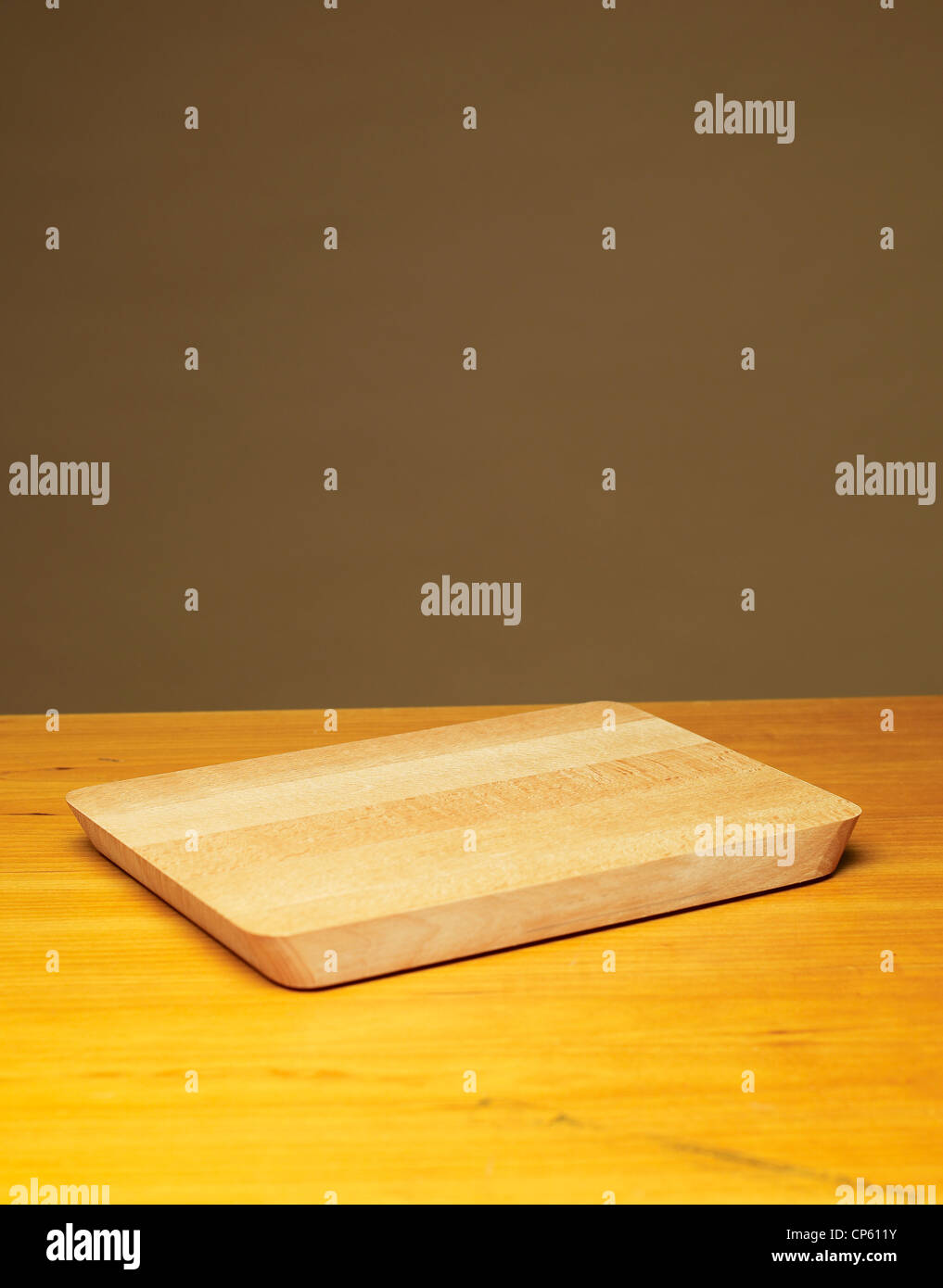 Empty wood cutting board hi-res stock photography and images - Alamy