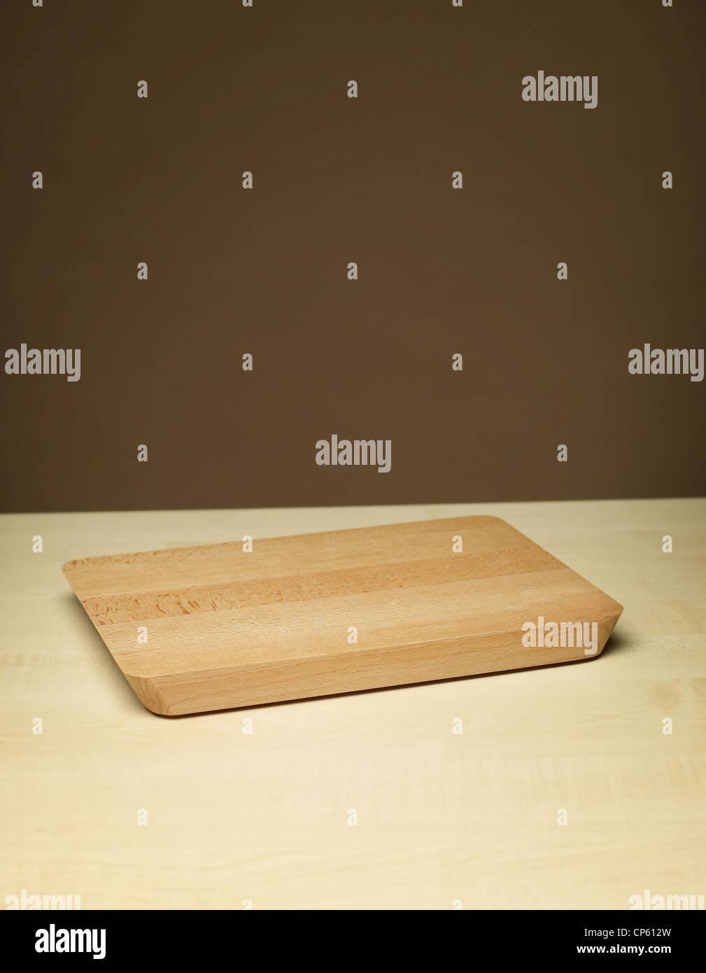 empty bread board on a wooden table top Stock Photo - Alamy