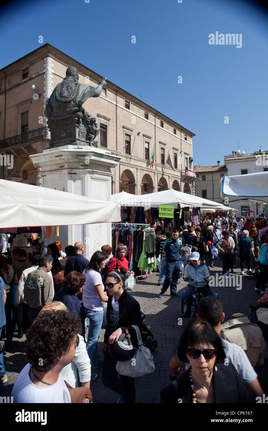 Rimini Piazza Cavour on market day (saturday), Italy, Emilia Romagna ...