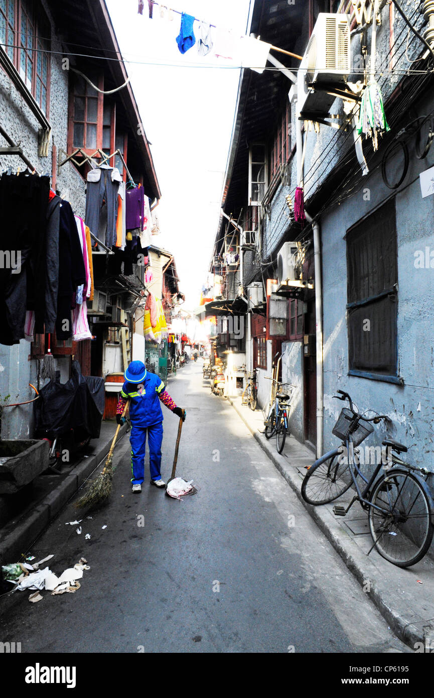 A street cleaner in the old town area of Shanghai Stock Photo - Alamy