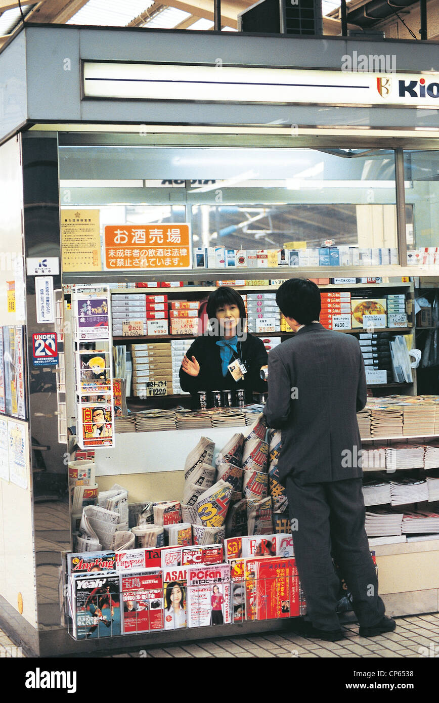 Japan - Tokyo. Newspaper sales Stock Photo - Alamy