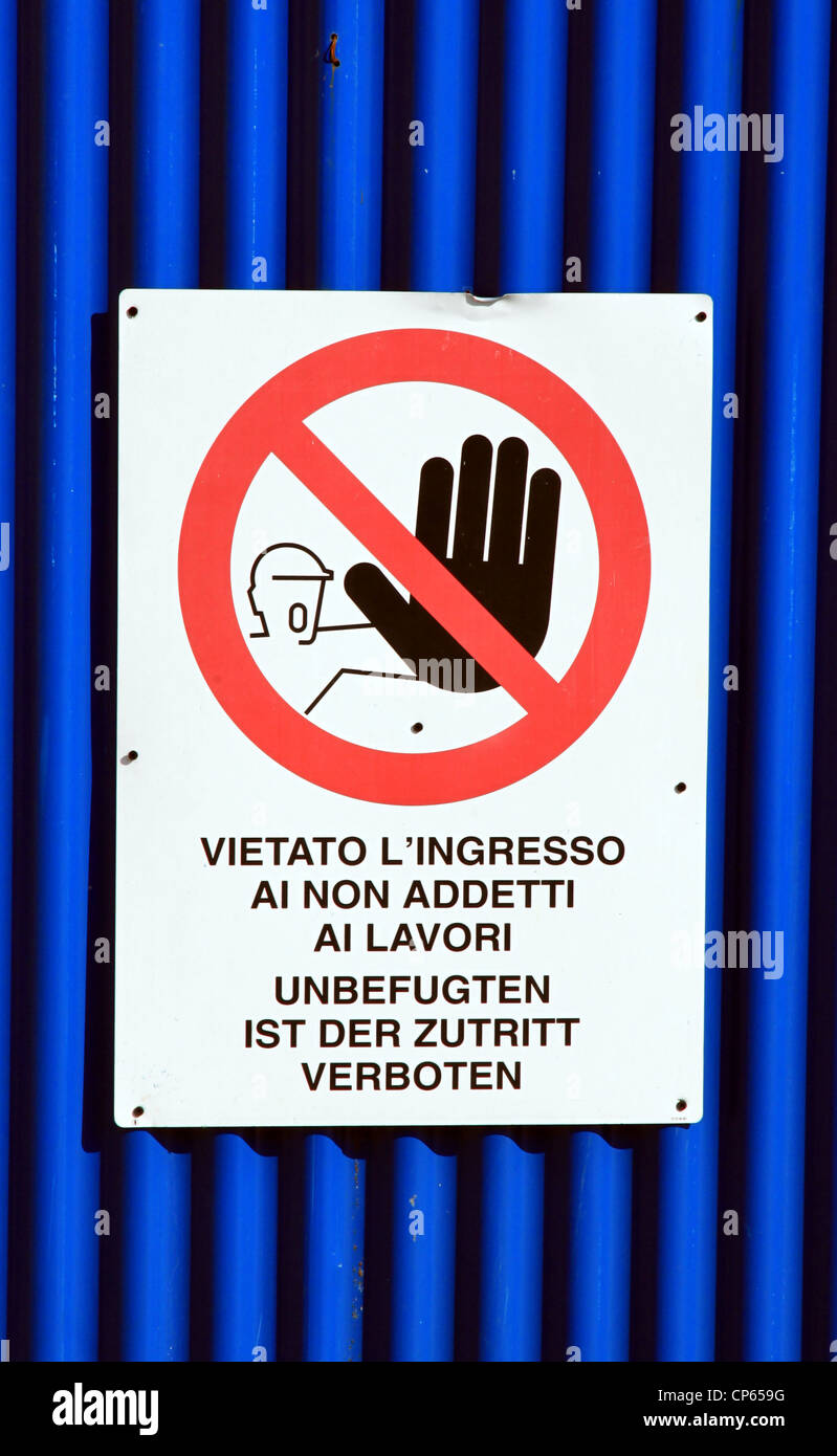 An Italian sign prohibiting entrance to a construction site Stock Photo ...