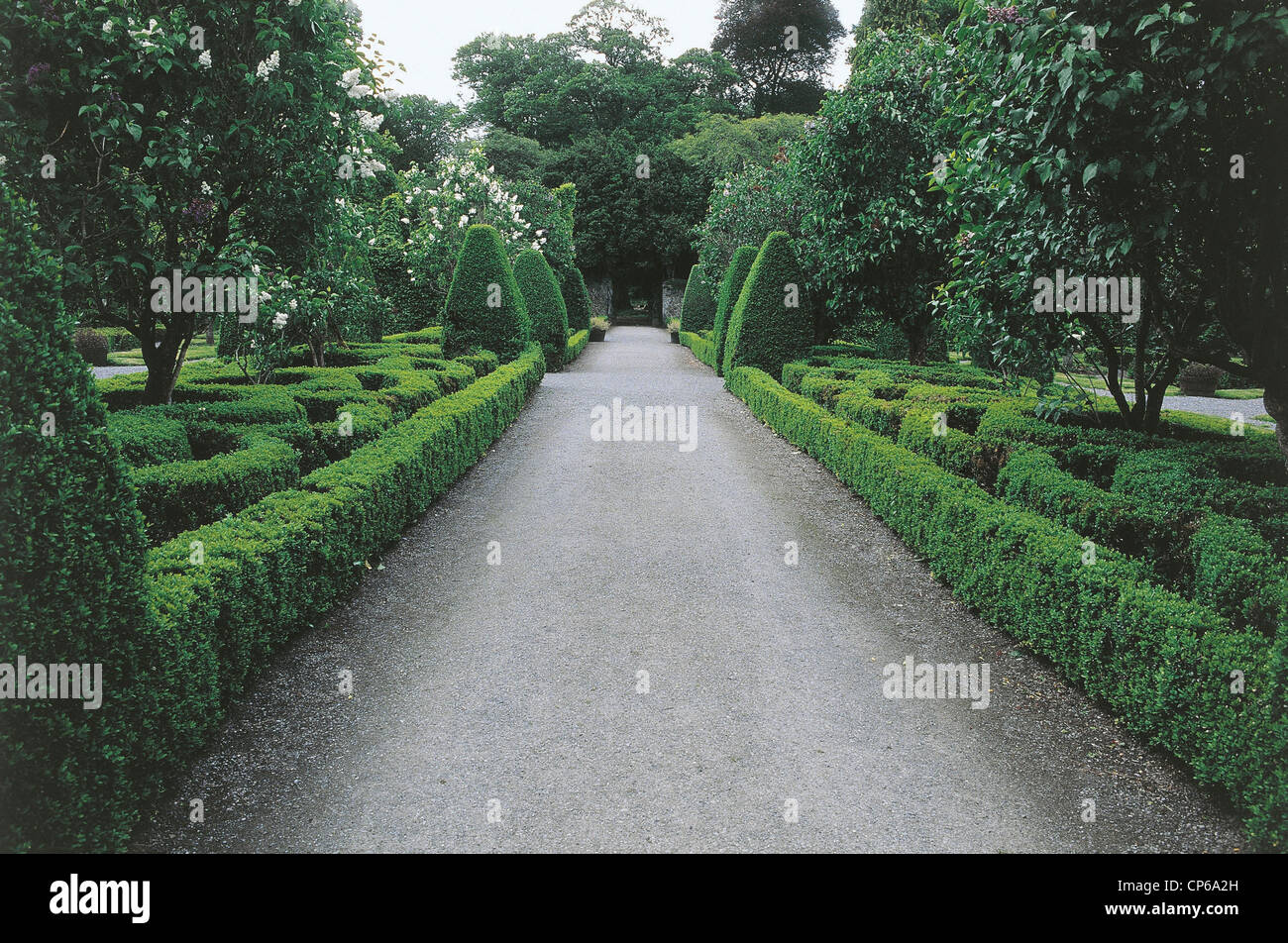 BEER GARDENS OF IRELAND OFFALY Birr Castle Stock Photo - Alamy