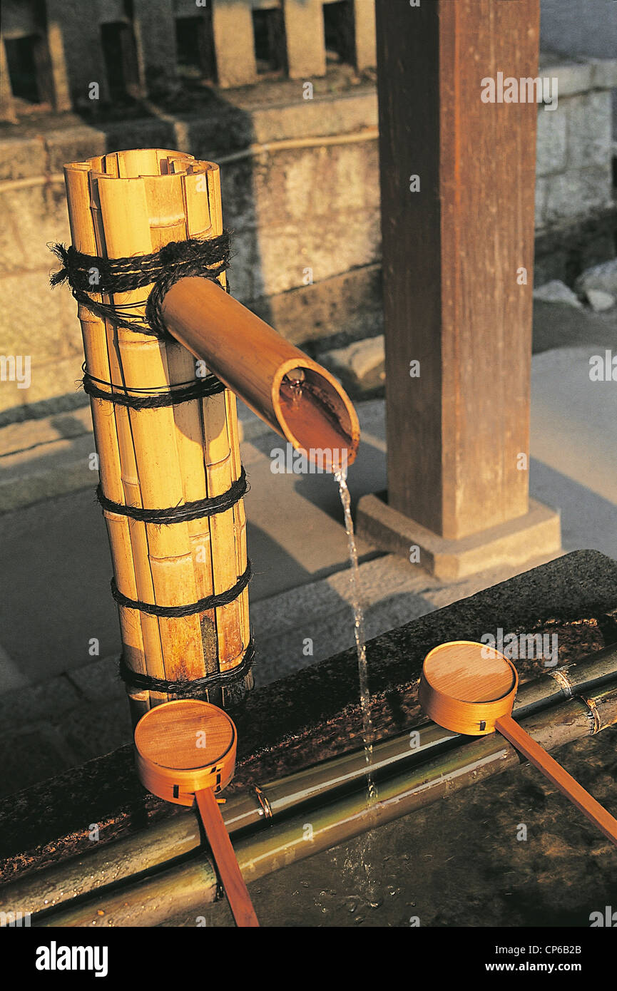 Japan - Kansai - Kyoto - Yoshida Shrine. The fountain of holy water ...