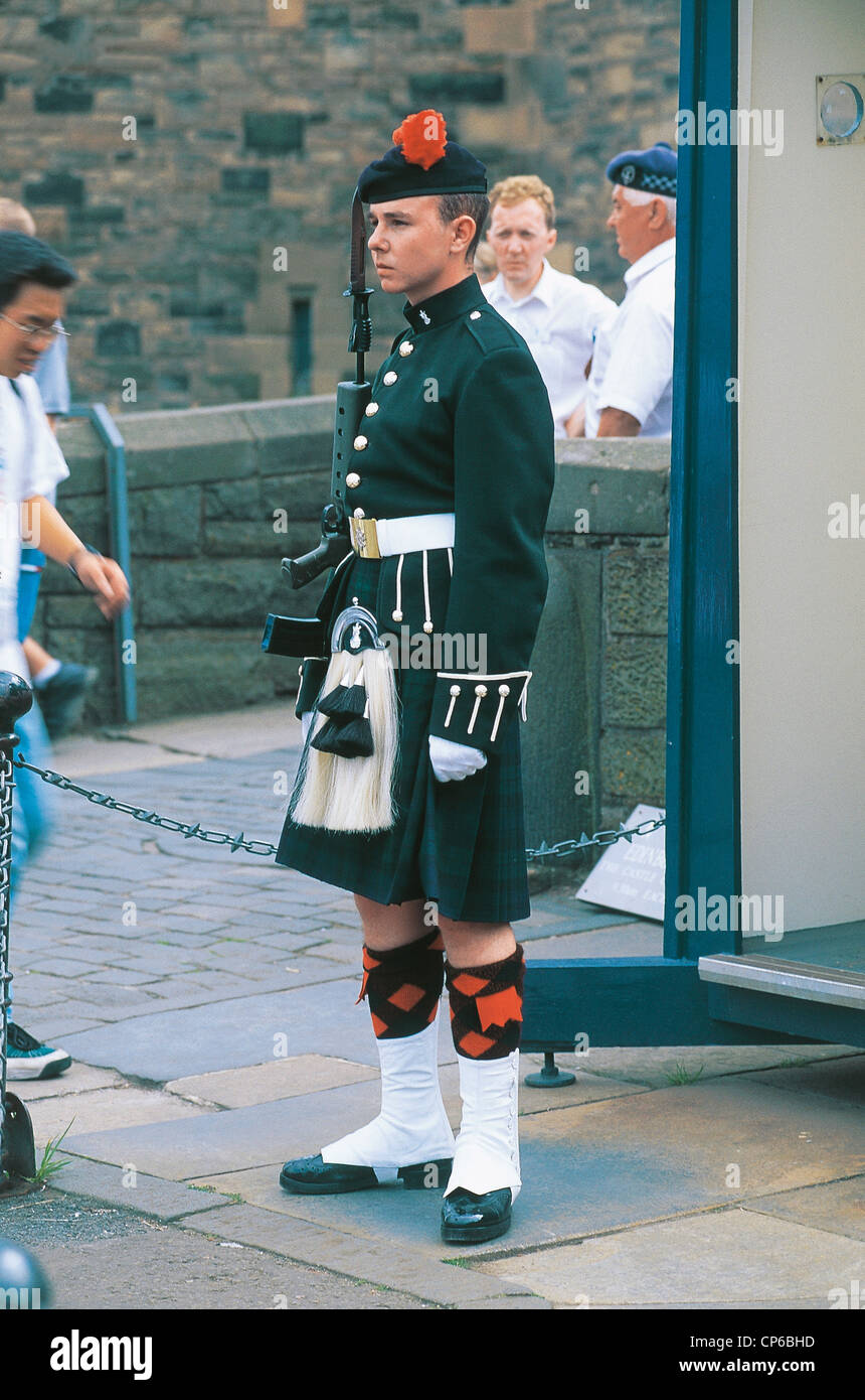 UNITED KINGDOM EDINBURGH SCOTLAND EDINBURGH CASTLE guards at the ...