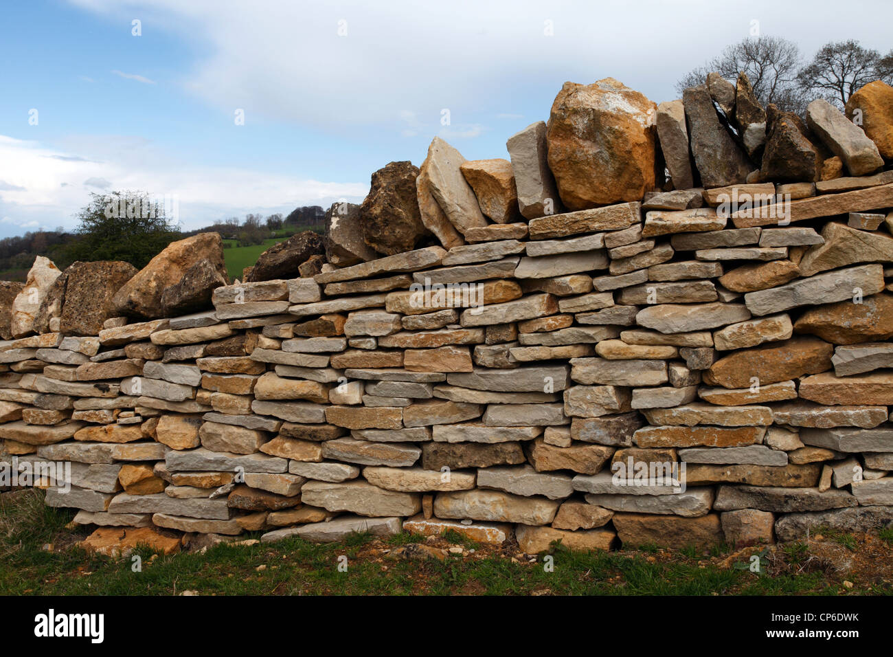 Cotswolds dry stone wall hi-res stock photography and images - Alamy
