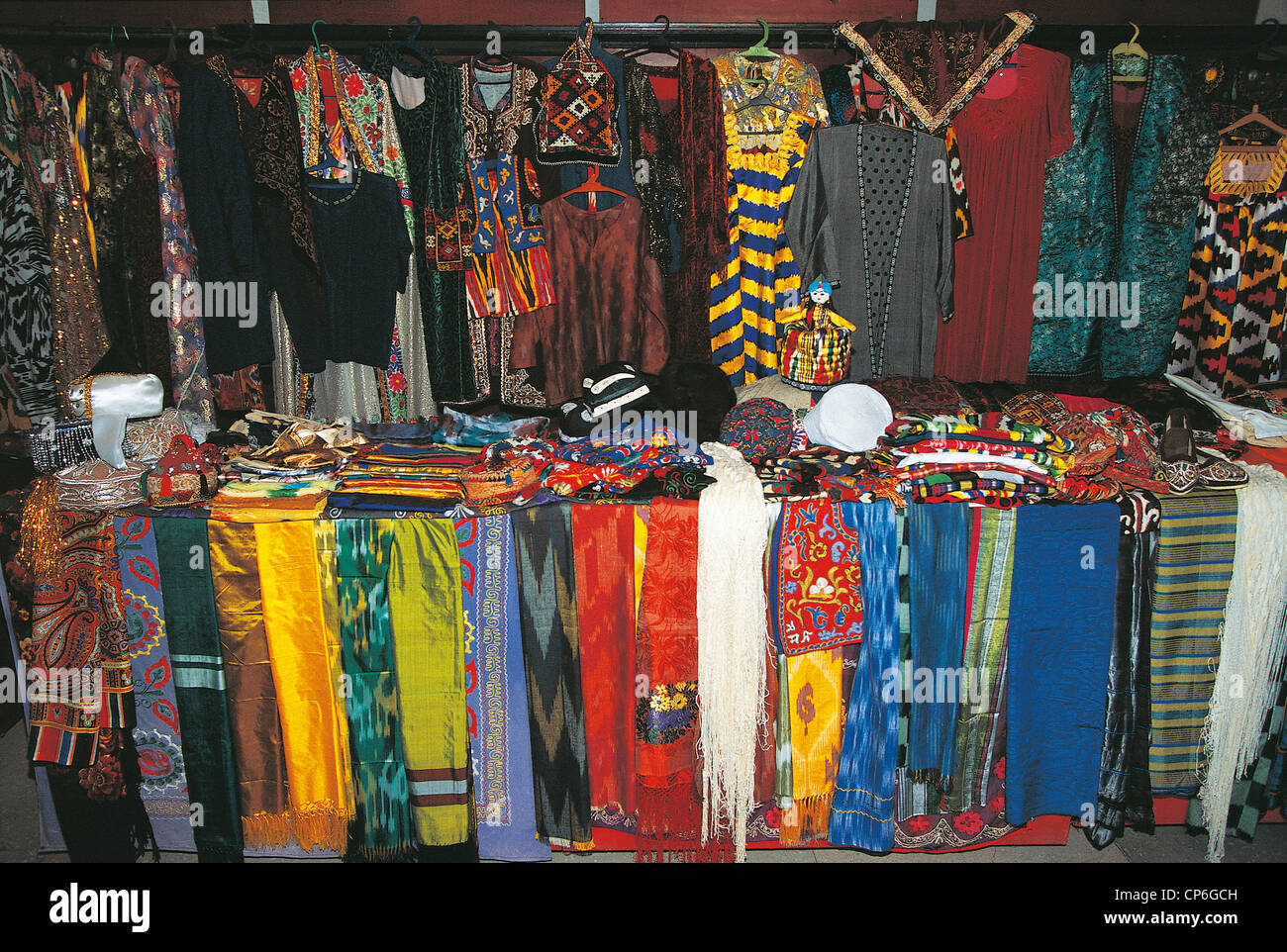 Uzbekistan - Samarkand, silk fabrics store Stock Photo - Alamy