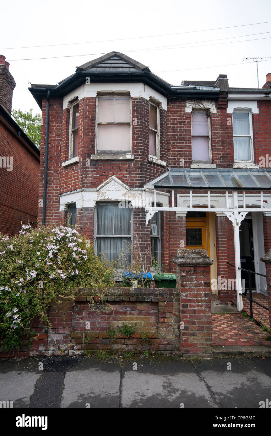Run down neglected house Stock Photo - Alamy