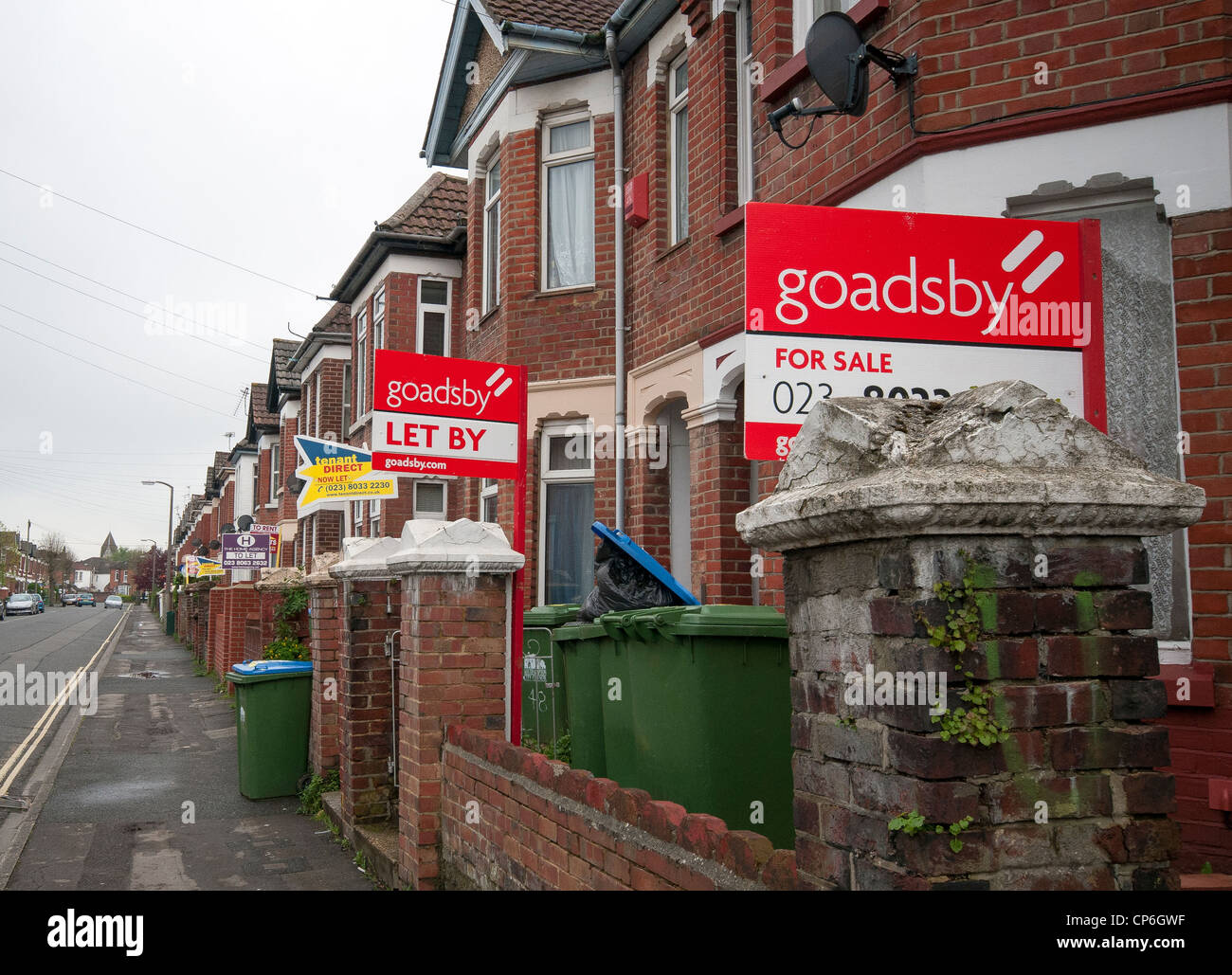 Houses for sale signs hi-res stock photography and images - Alamy