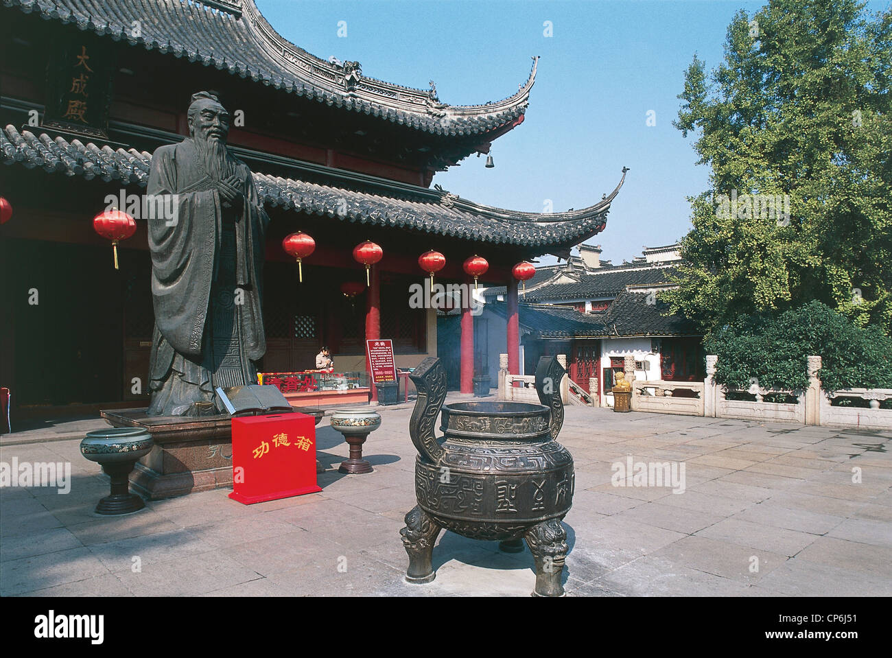 China - Jiangsu - Nanking (Nanjing). Fuzimiao Confucian temple, incense ...