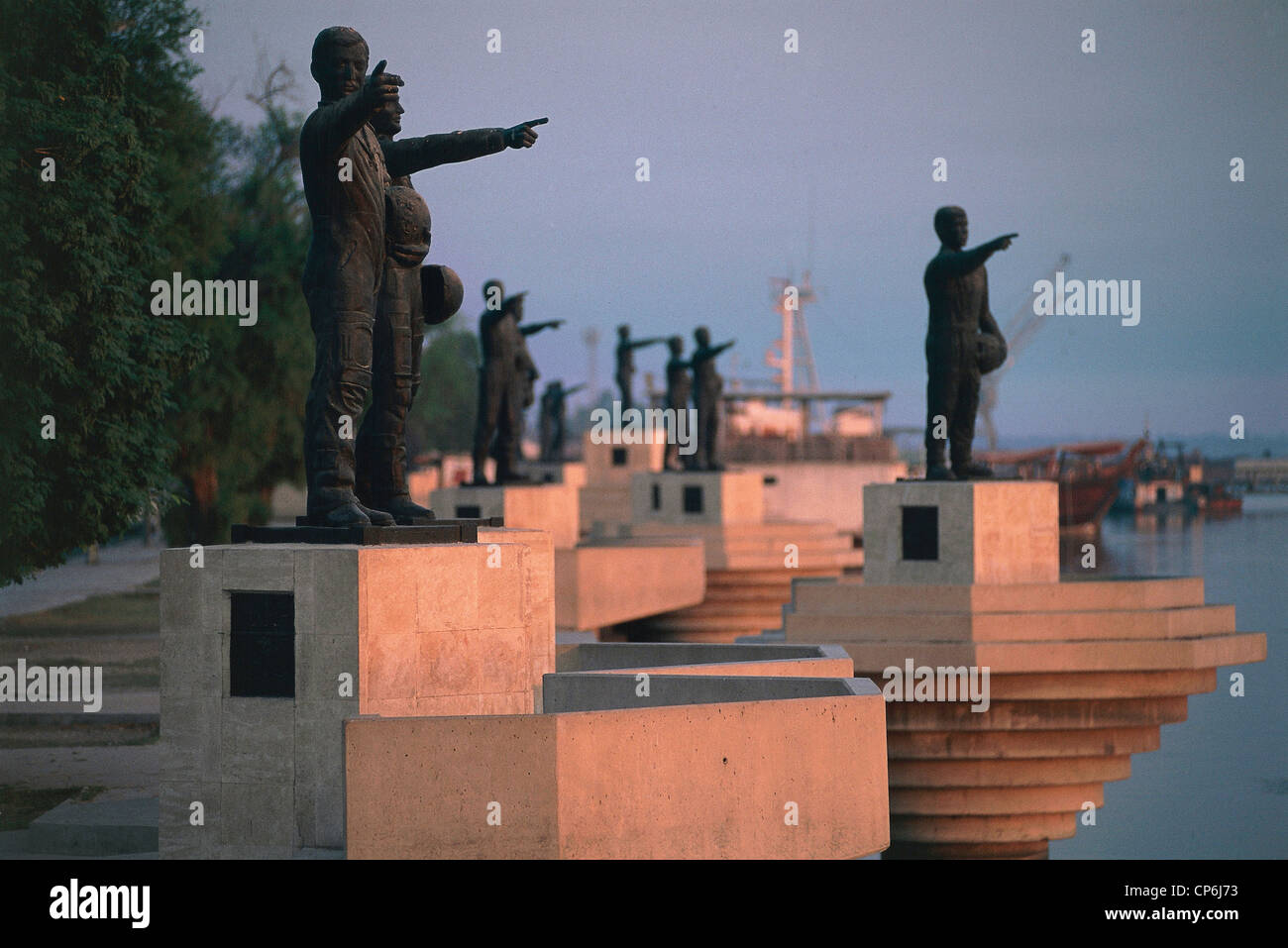 Iraq - Basra. Statue indicating Iran. Sunset Stock Photo - Alamy