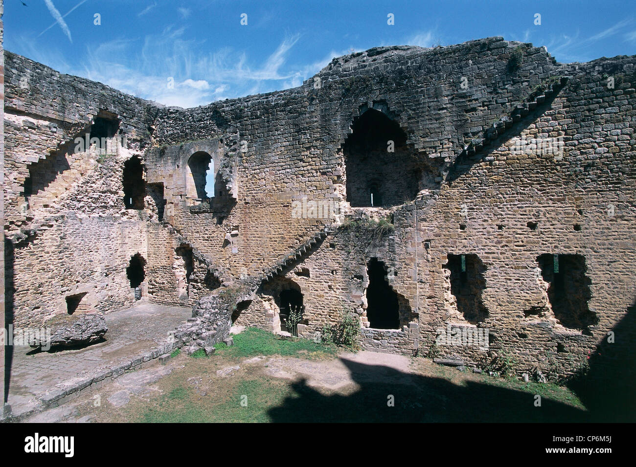 France - Midi-Pyrenees - Castle Najac. Internal courtyard Stock Photo ...