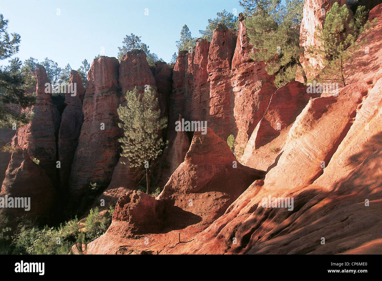 Provence-Alps-Riviera ROUSSILLON CLIFFS OF OCHRE Stock Photo - Alamy