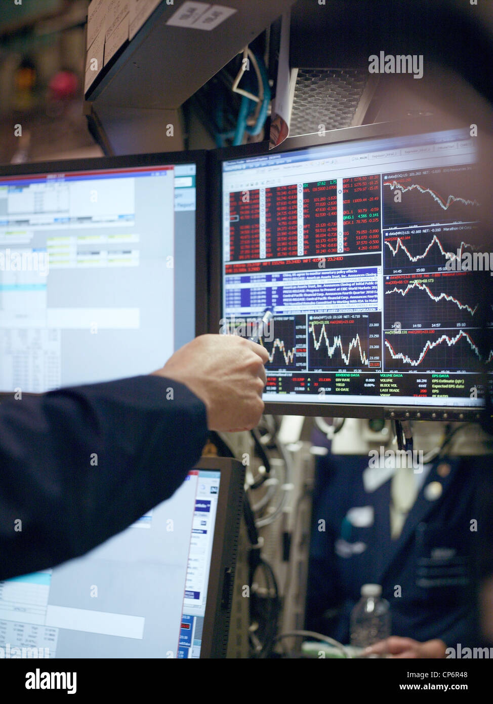 Nyse traders computer hi-res stock photography and images - Alamy