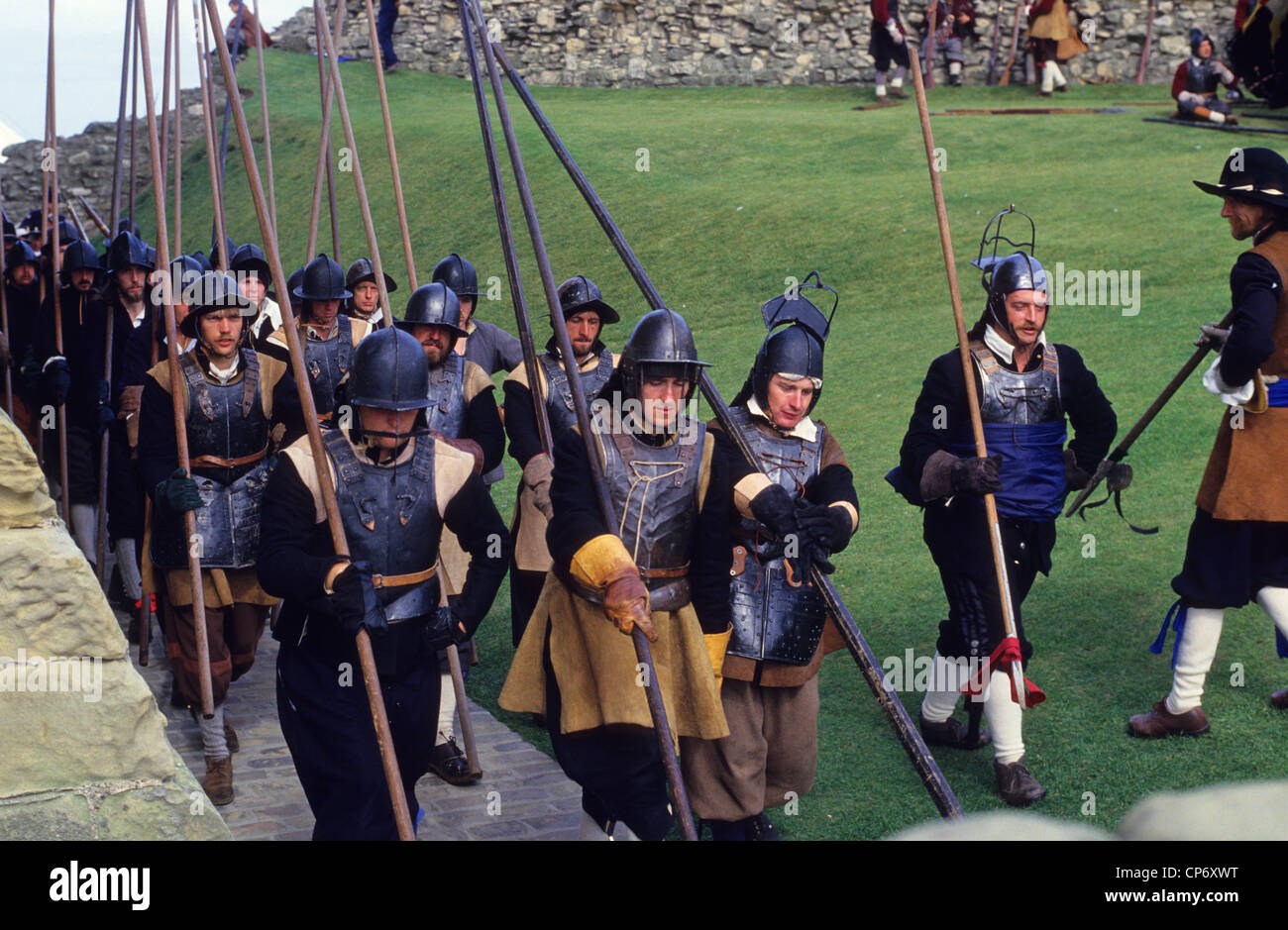Roundhead soldiers english civil war hi-res stock photography and ...