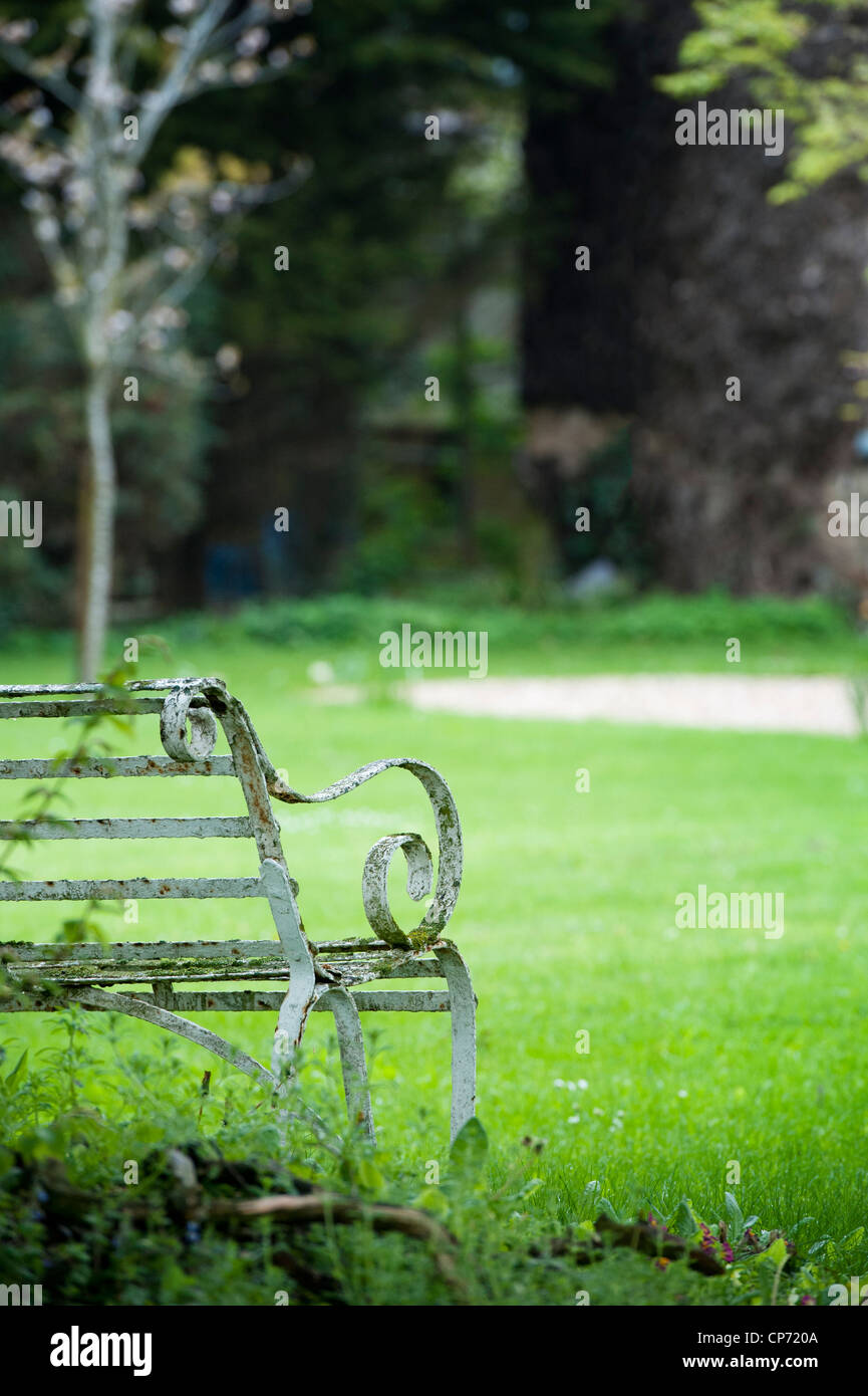 Shade garden seating hi-res stock photography and images - Alamy