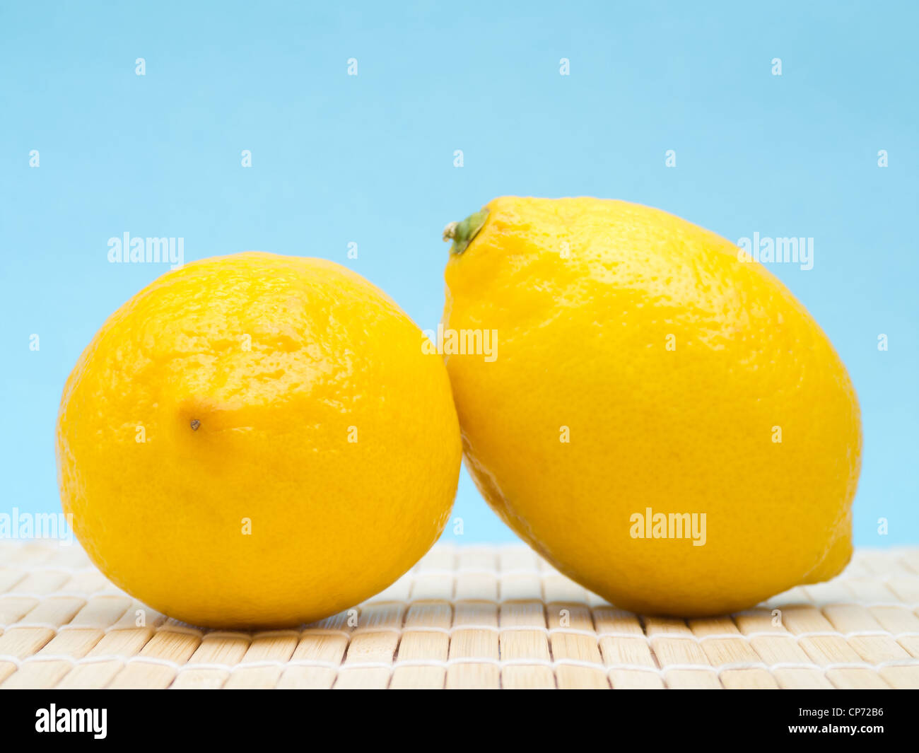 Two yellow lemons hi-res stock photography and images - Alamy