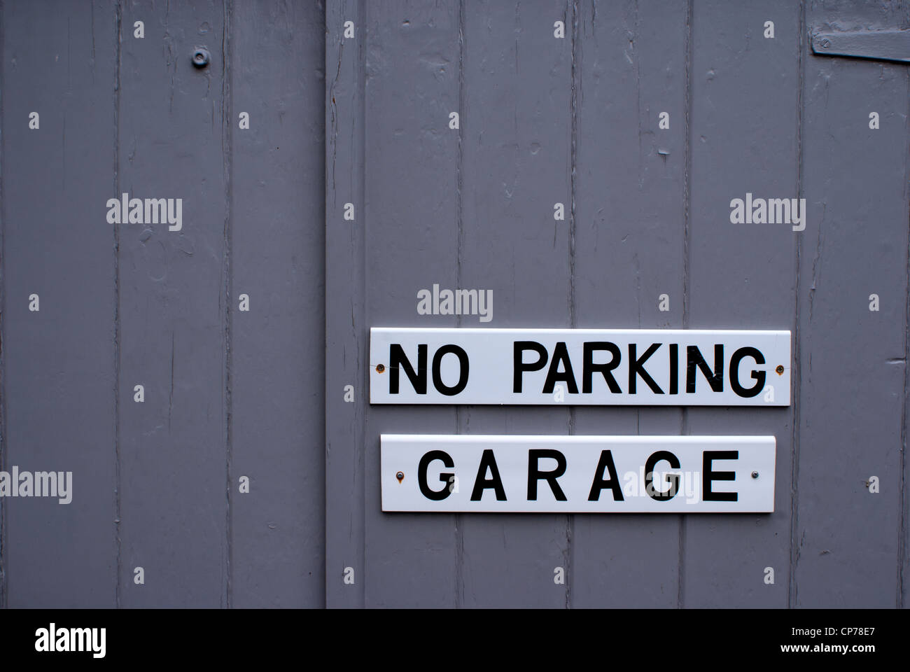 Photo of parking sign hi-res stock photography and images - Alamy