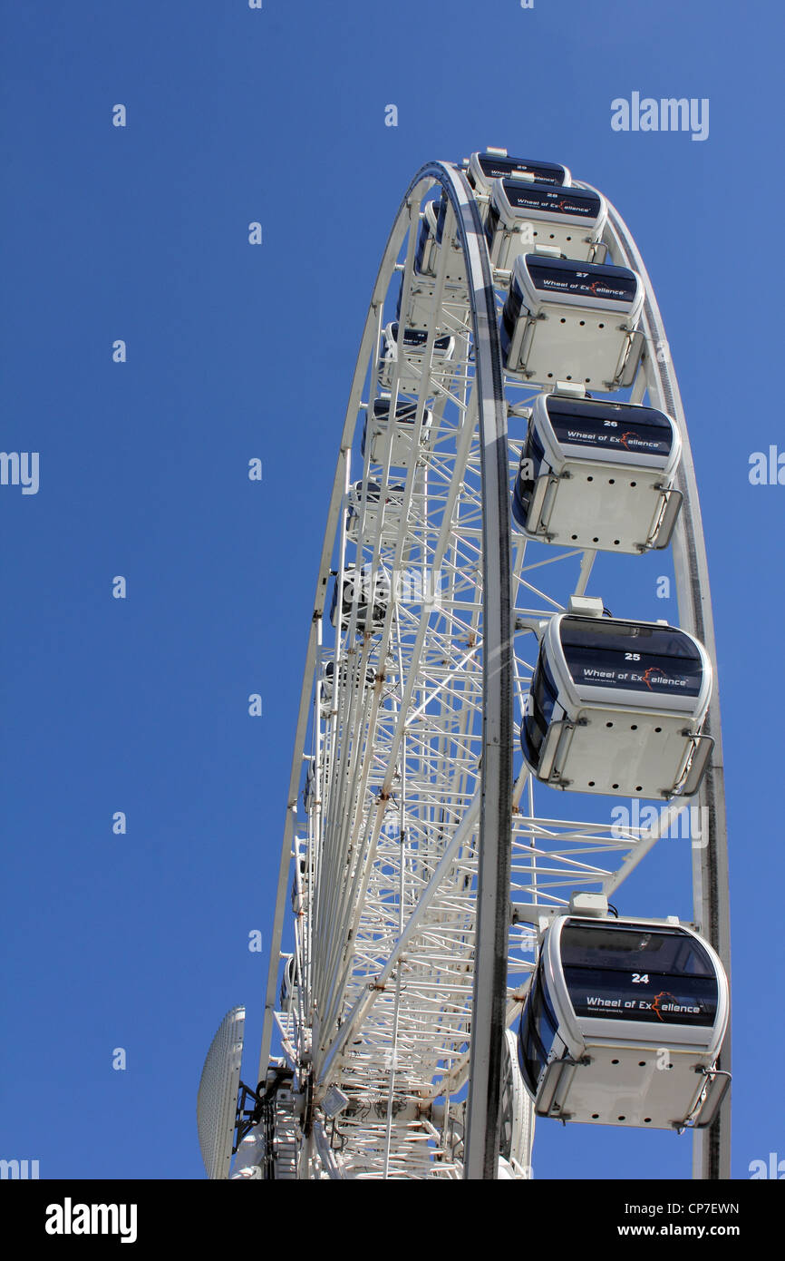 WIDE VIEW OF A EMPTY WHITE FERRIS WHEEL AGAINST BLUE SKY BACKGROUND BDB ...