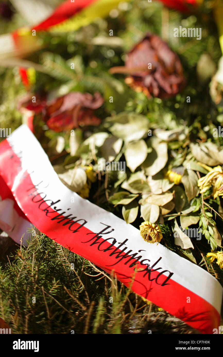 Wreath on memorial to 22,000 Polish officers massacred at Katyn by ...
