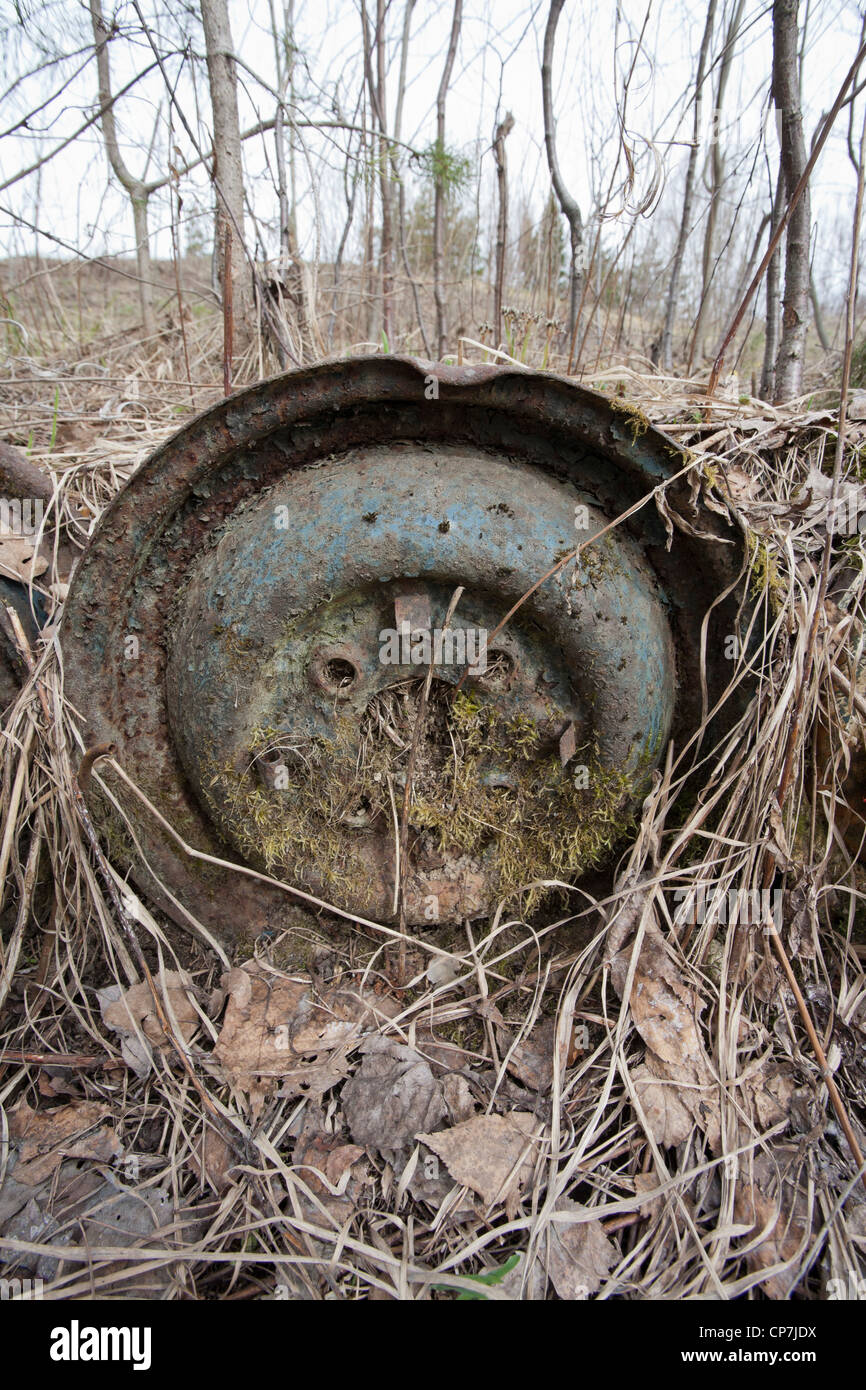 Old rusty metal wheel rims hi-res stock photography and images - Alamy