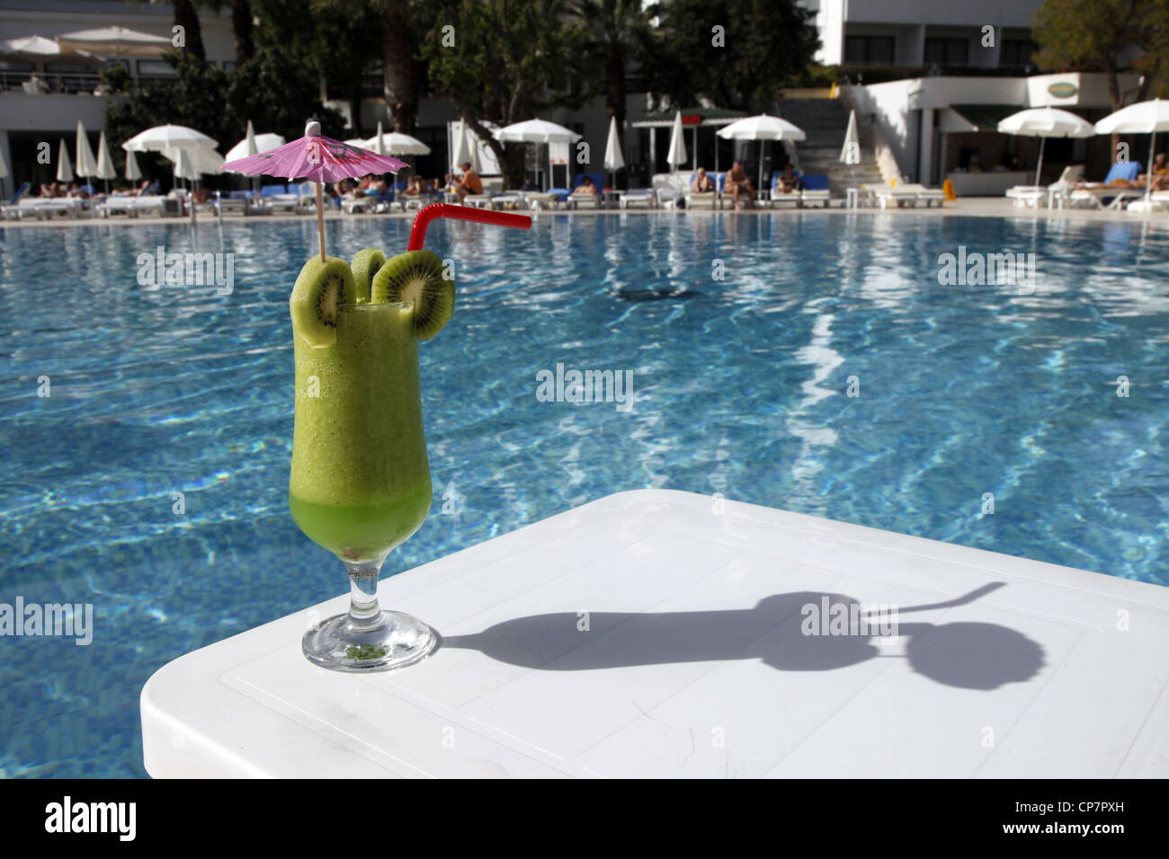 KIWI FRUIT JUICE DRINK AT SWIMMING POOL SIDE TURKEY 15 April 2012 Stock ...
