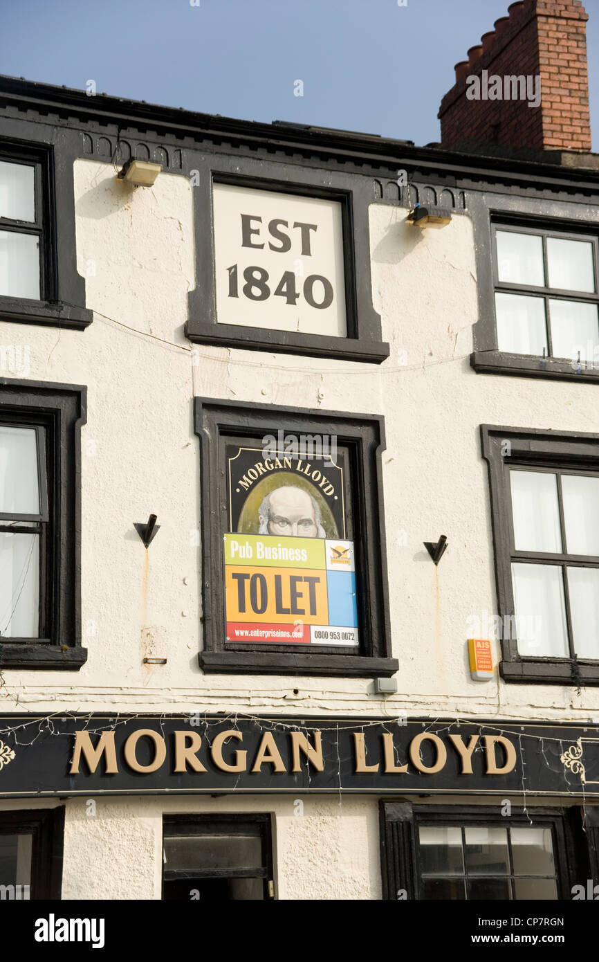 Morgan Lloyd pub in the Castle Square Caernarfon Stock Photo - Alamy