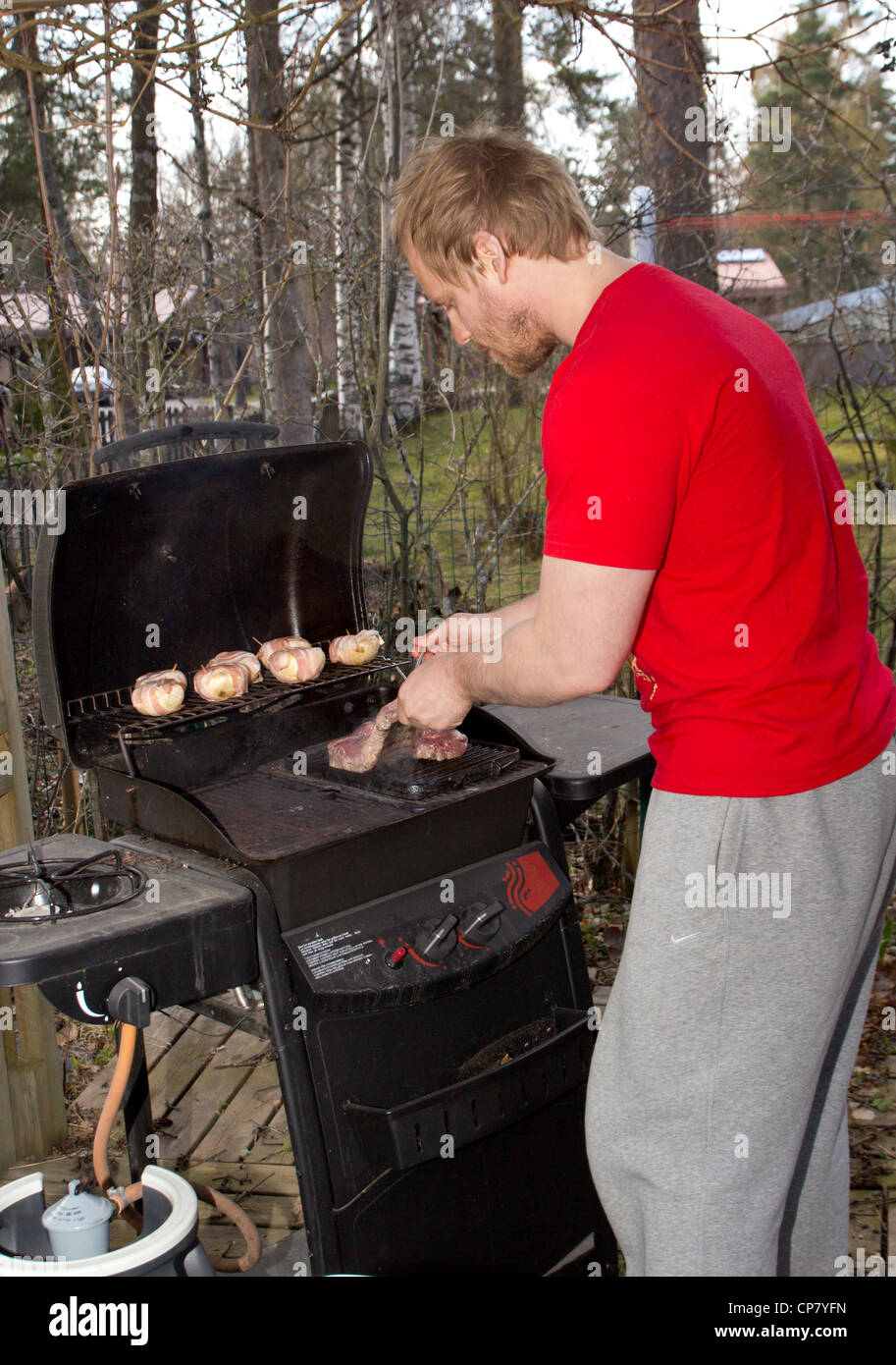 man grilling barbeque food Stock Photo - Alamy